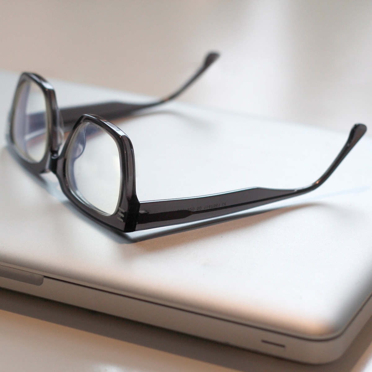 Brillen, Sonnenbrillen & Kontaktlinsen online kaufen | KRASS Optik